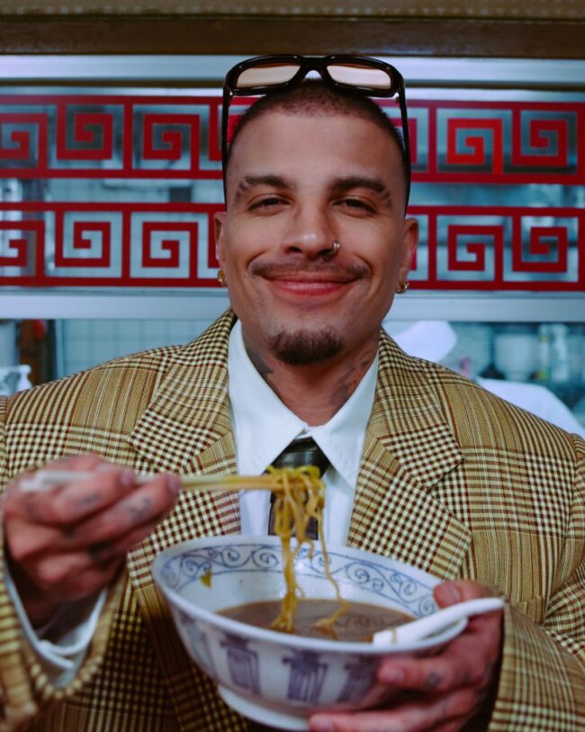 Rauw Alejandro y Crocs diseñan zuecos con estilo japonés tradicional