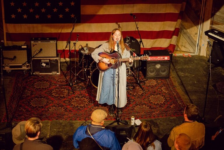 Un rancho para el country renovado por Cushing Terrell en el viejo Oeste