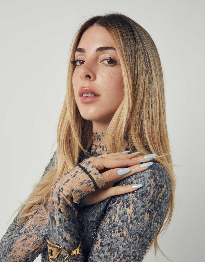 Corina Smith vuelve a las redes sociales para promocionar una canción