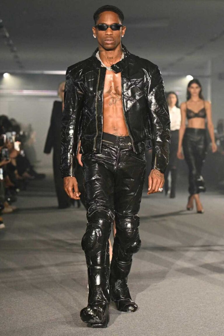 Vetements SS25 apuesta por lo que funciona (con un toque de motorcore)