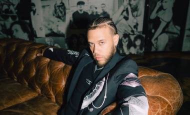 MORA es cantante, productor y compositor de reguetón y trap latino