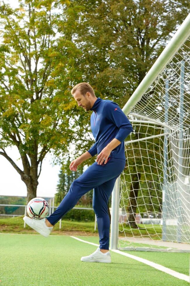 Skechers vuelve a contar con el estilo británico de este jugador de fútbol