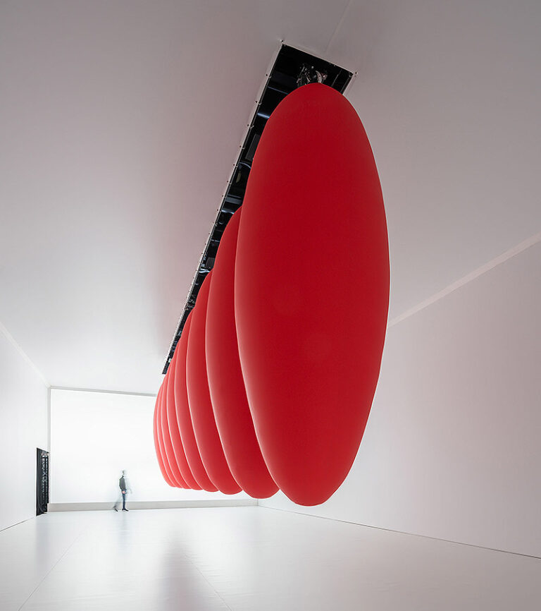 "Ovoids"es una Instalación cinética del artista madrileño SpY