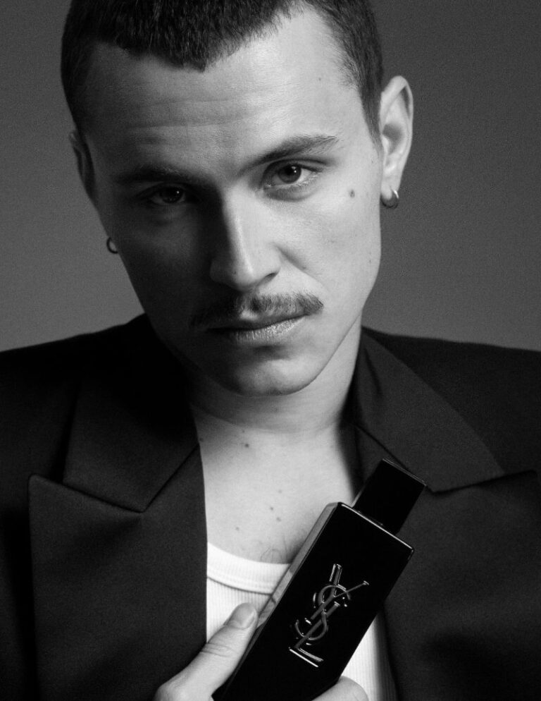 El nuevo embajador de YSL Beauty es el actor y cantante Aron Piper