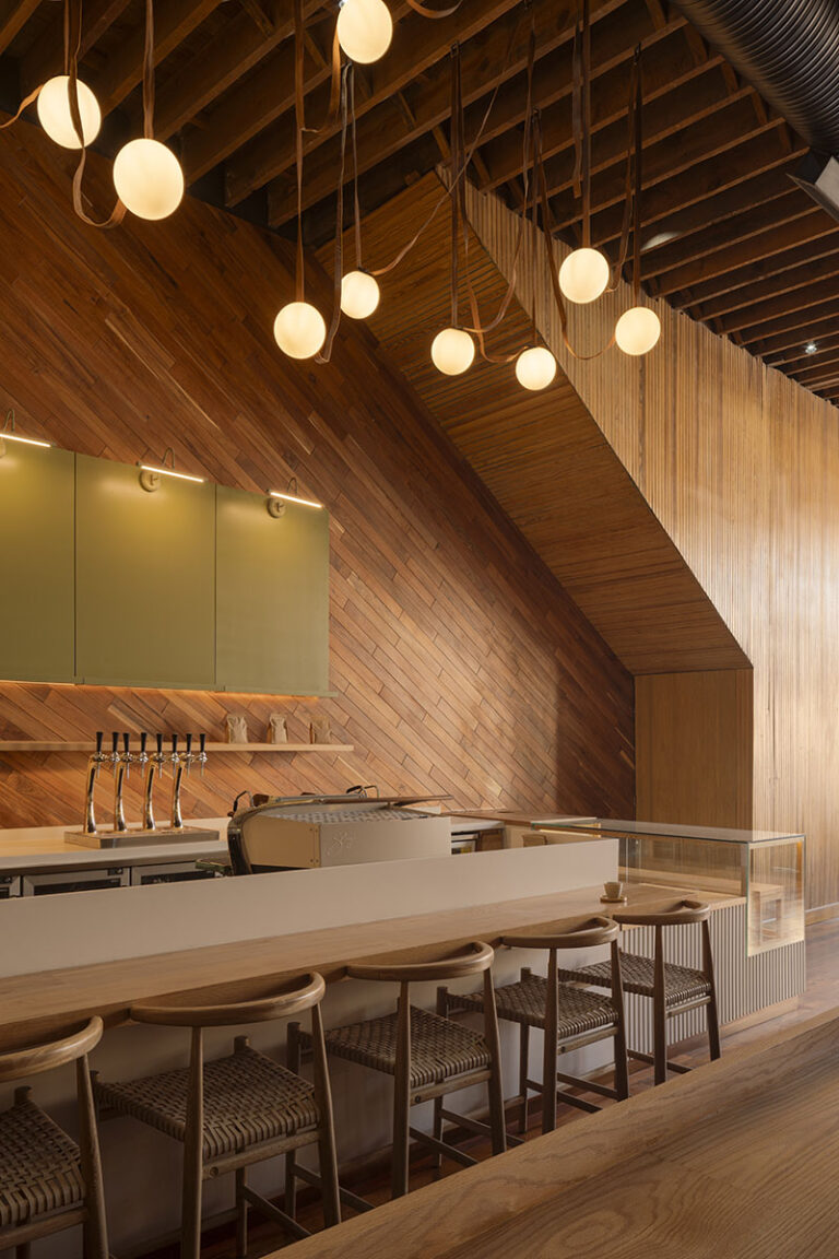 MCH Estudio convierte una vieja casona en un refugio cafetero