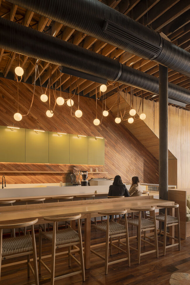 MCH Estudio convierte una vieja casona en un refugio cafetero