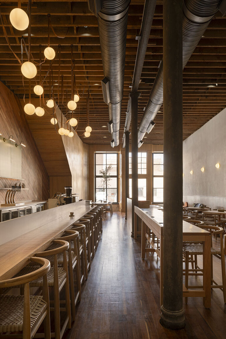 MCH Estudio convierte una vieja casona en un refugio cafetero