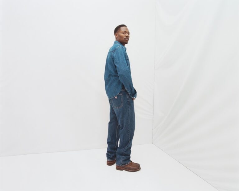 Franz Lyons también apuesta por el total look vaquero de Guess Jeans