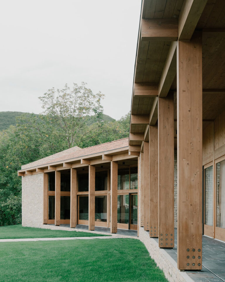NS Studio crea House in Tvaladi, un refugio entre montañas