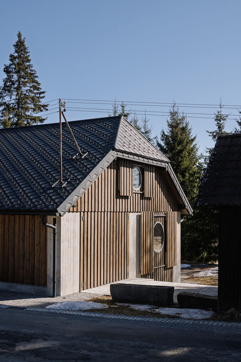 Casa Borová Lada: una respetuosa reforma de Studio Plyš