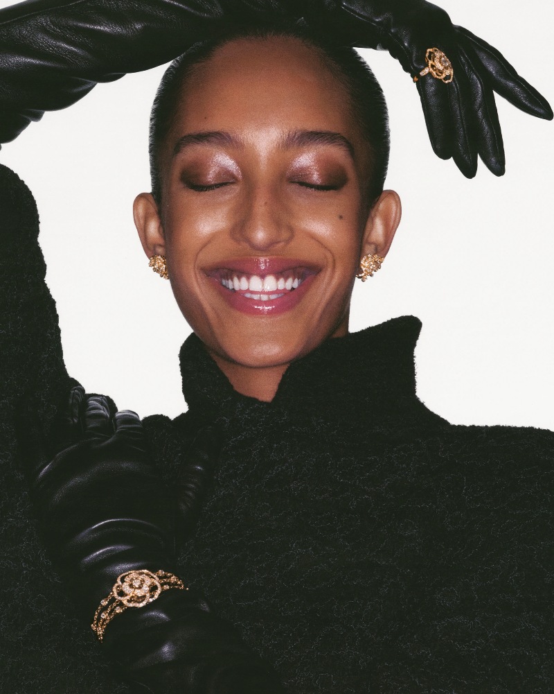 Gracie Abrams añade su estilo en las joyas vintage de Chanel