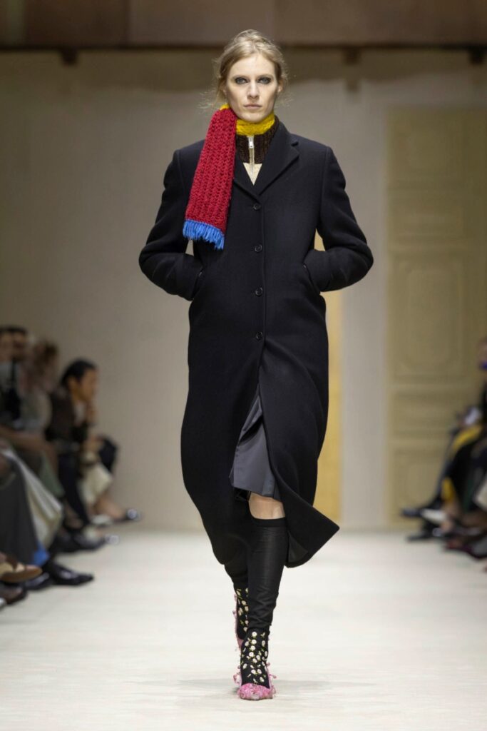 Prada Mujer fw26 estudia el layering y su capacidad transformativa