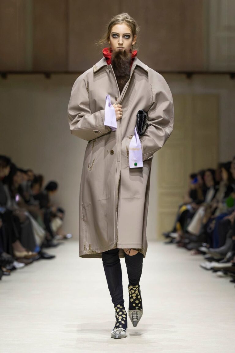 Prada Mujer fw26 estudia el layering y su capacidad transformativa