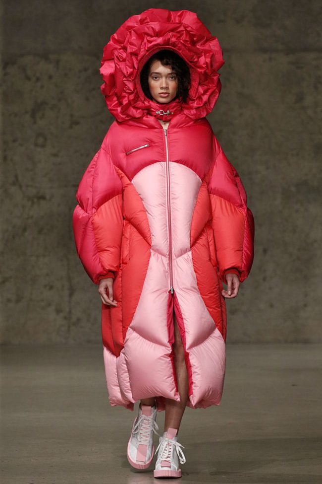 El universo oversize del diseñador oriental Chen Peng, sin límites