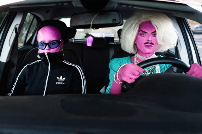 Alex Mercurio con la piel rosa en una historia de moda